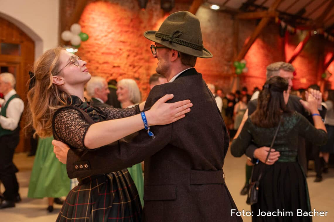 Samba tanzen lernen: Geschichte, Schritte und Musik für Anfänger und ...